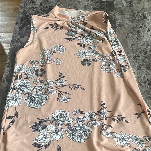 Suzy Shier | Dresses | Suzy Shier Floral Top In Peach And Black | Poshmark